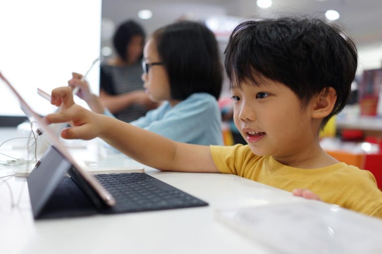 9 Ciri-ciri Generasi Digital Native - Yayasan Bangun Kecerdasan Bangsa