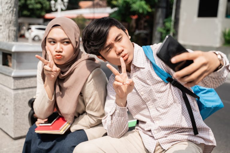 10 Masalah Remaja Gen Z dan Solusinya - Yayasan Bangun Kecerdasan Bangsa